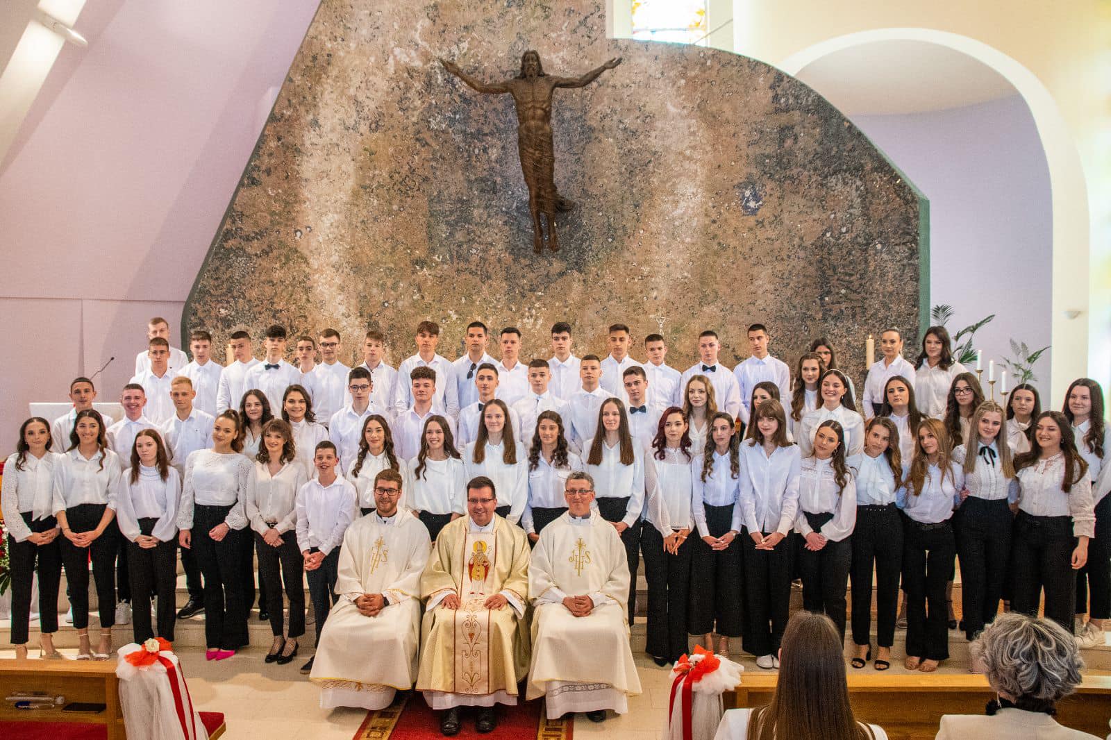 ŽUPA SV. NIKOLE BISKUPA Sakrament Svete potvrde primilo 57 krizmanica i ...